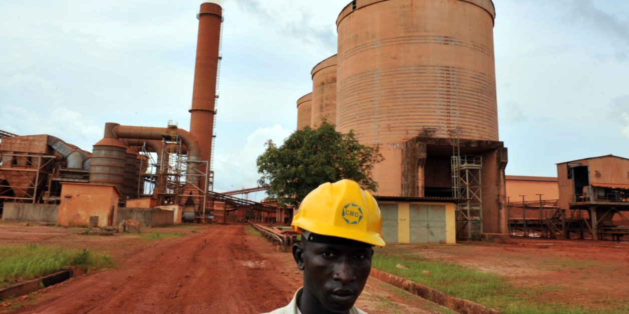 Guinée : les compagnies minières sommées de transformer la bauxite sur ...