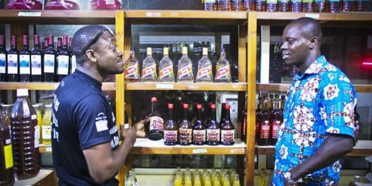 À Lomé, la BoBaR, un lieu authentique où l’on consomme 100% togolais ...