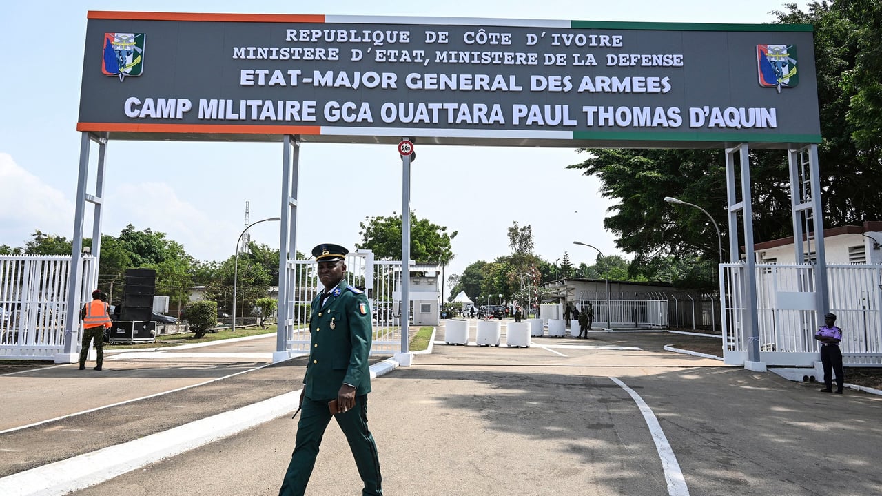 Au camp de Port-Bouët, le drapeau ivoirien flotte mais « la France ne ...