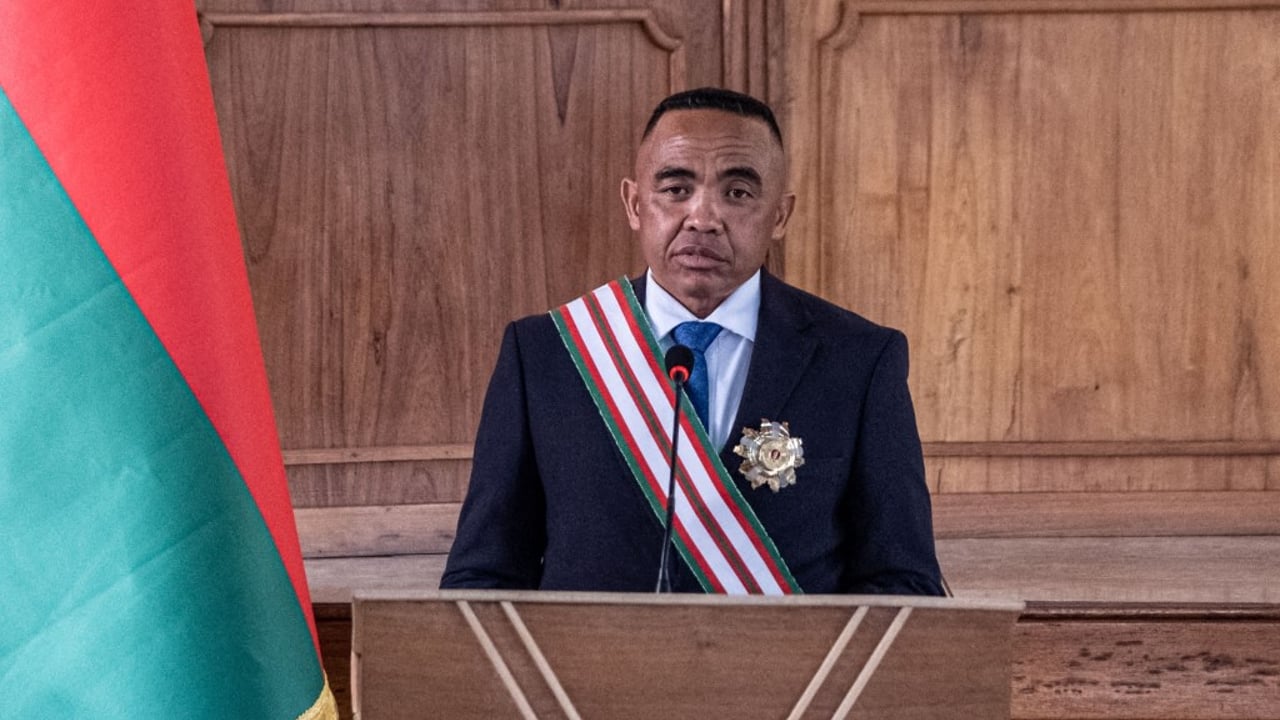 Madagascar : le colonel Randrianirina suspend le gouvernement et démet ...