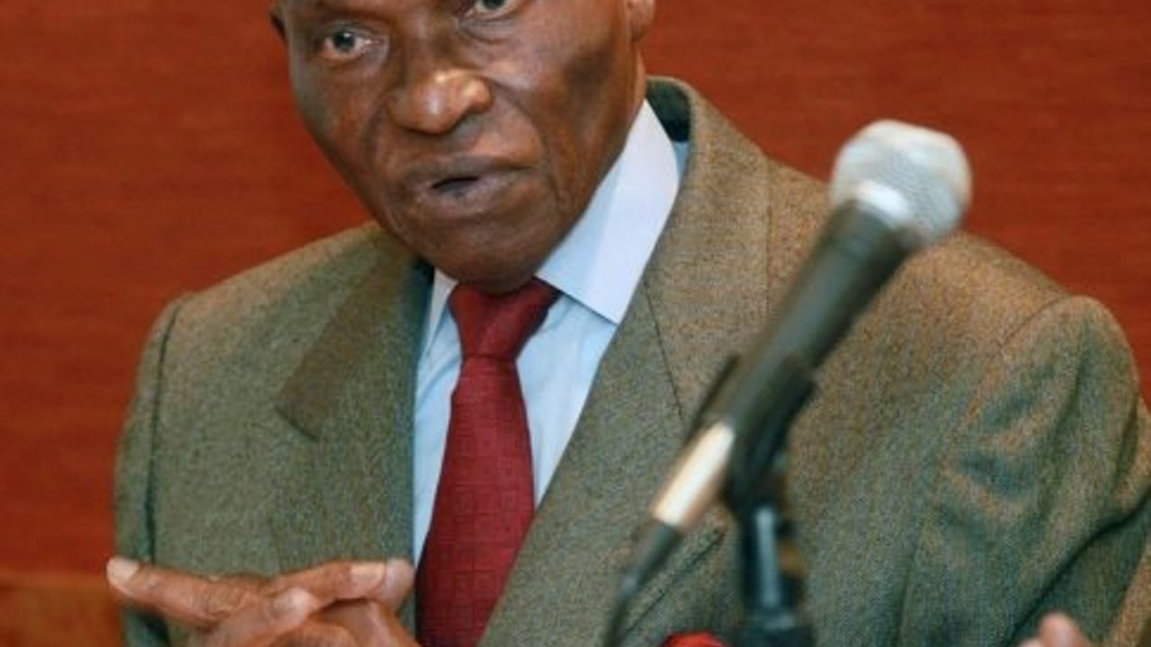 Sénégal: Wade, 84 ans, fait valider sa candidature pour la présidentielle