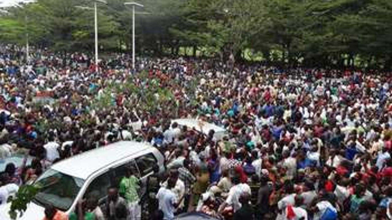 Burundi : le journaliste Bob Rugurika libre et accueilli en héros à ...