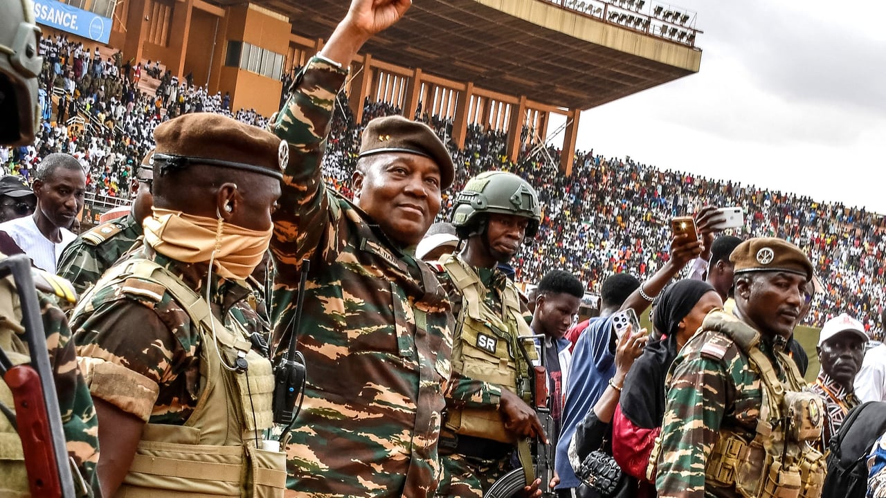 « Plus vite que Goïta, plus fort que Traoré » : Tiani, souverainiste en chef au Sahel, général ...