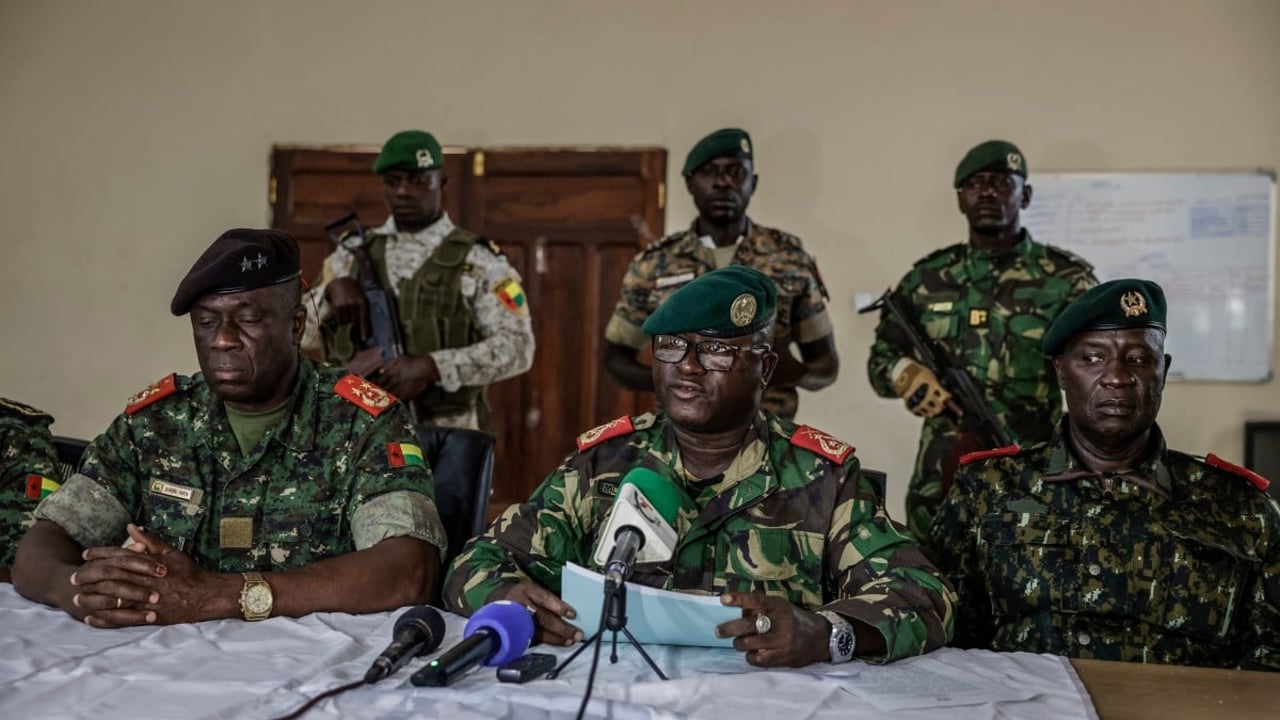 Guinée-Bissau : le président Embaló arrêté, des militaires disent « prendre le contrôle total du ...