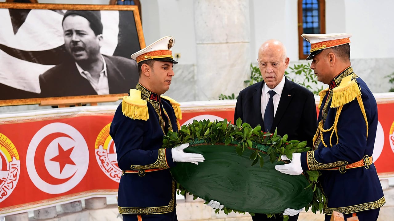À quoi pense Kaïs Saïed devant la tombe de Farhat Hached ? – par Frida ...