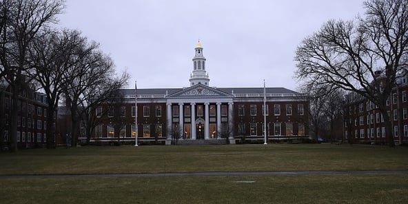 Harvard offre jusqu’à 150 000 dollars à ses étudiants partant ...